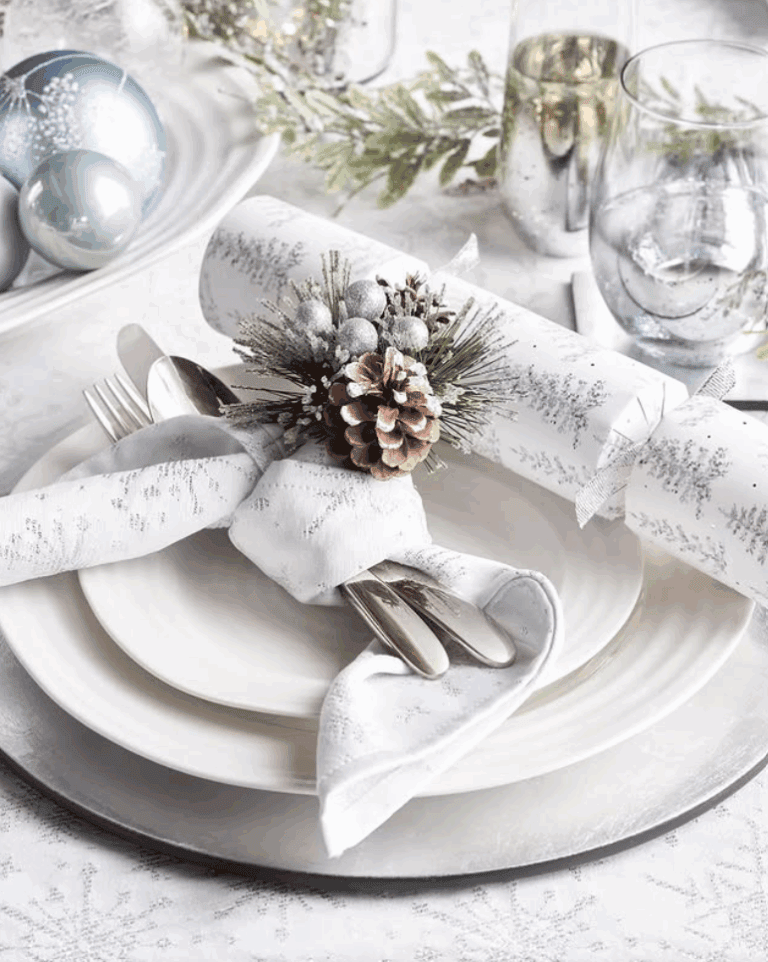 25+ Inspiring Christmas Table Settings to Elevate Your Holiday Dining ...