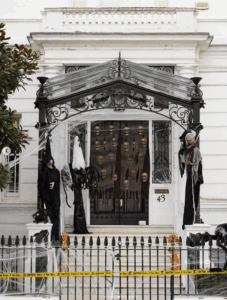 25 Spooktacular Halloween Door Decorations to Wow Trick-or-Treaters and ...